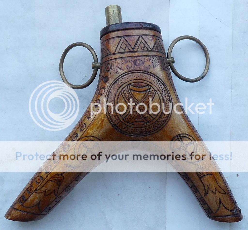 Corn de vanatoare pentru praf de pusca , din corn de cerb sculptat , de ...